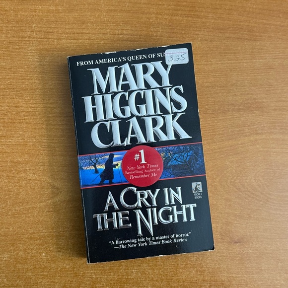 Accents | Mary Higgins Clark A Cry In The Night Book | Poshmark